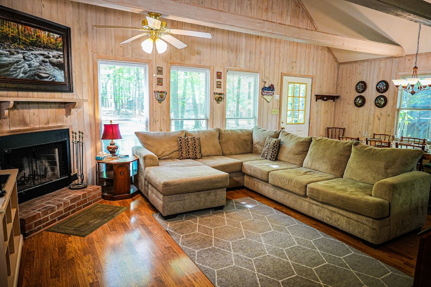 Fur Babies Welcome In This Wooded View Chalet! - Pine Mountain, GA