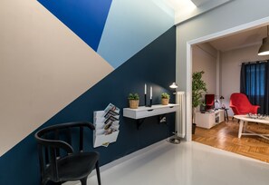 Apartamento, 1 quarto | Sala de estar | Televisor de ecrã plano de 20 polegadas com canais por cabo, Smart TV 