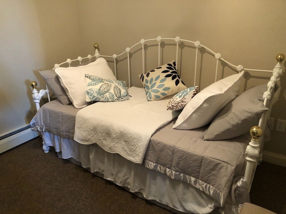 Inviting Vacation Apt. In Town W A/c, Short Walk To Lk Superior, Food Trk, Pub - Munising, MI