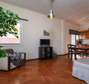 Apartamento, 1 quarto | Sala de estar | Televisor de ecrã plano de 20 polegadas com canais por cabo, Smart TV