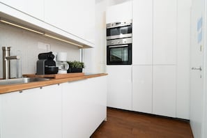 Apartamento, 1 quarto | Cozinha privada | Um frigorífico, um micro-ondas, um forno, uma placa de cozinha 