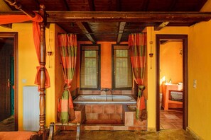 Villa de Luxo | Casa de banho | Um secador de cabelo, toalhas fornecidas, sabão, papel higiénico 