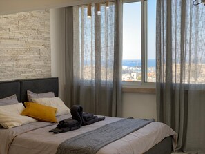Suite-Estúdio Superior, 1 cama queen-size, cozinha, vista para o mar | Roupa de alta qualidade, com decoração personalizada 