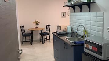 Estúdio Panorâmico, 1 cama queen-size, cozinha, vista para o mar | Cozinha privada | Minifrigorífico, um micro-ondas, utensílios de cozinha