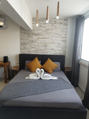 Suite-Estúdio Superior, 1 cama queen-size, cozinha, vista para o mar | Roupa de alta qualidade, com decoração personalizada 