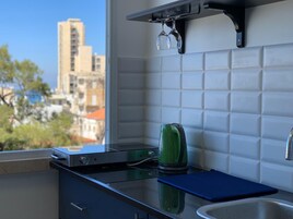 Suite-Estúdio Superior, 1 cama queen-size, cozinha, vista para o mar | Cozinha privada | Minifrigorífico, um micro-ondas, utensílios de cozinha 