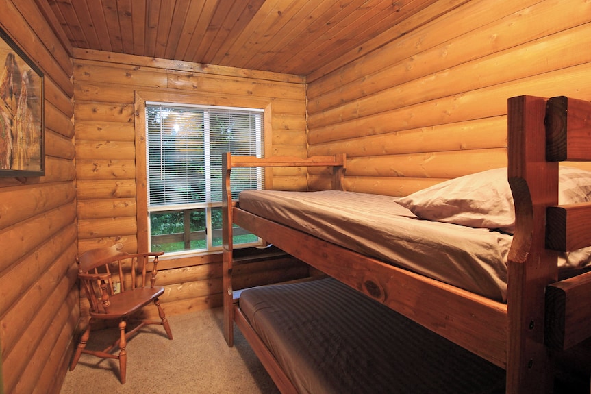 Cozy Lakeview Chalet - Iowa