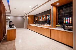 Café da manhã com buffet grátis todos os dias