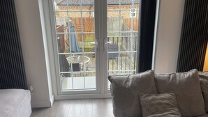 Um quarto com porta de vidro deslizante que dá para um espaço de pátio.