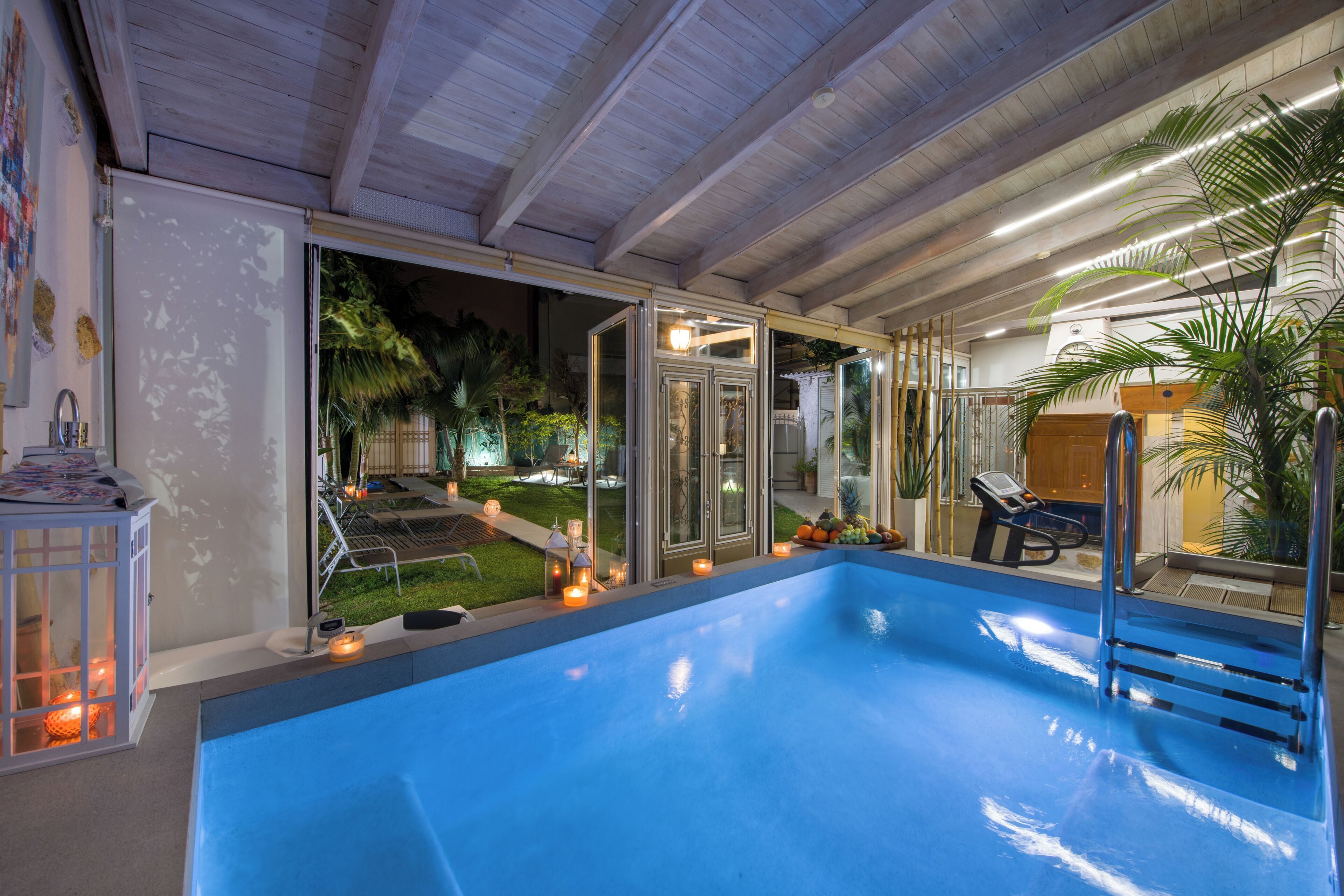 Vila, 6 quartos, piscina particular, vista para o jardim | Piscina | Piscina interna