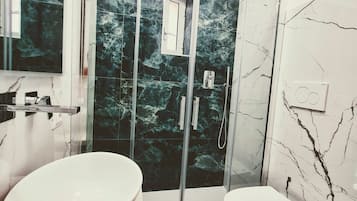 Apartamento, 1 quarto, varanda | Banheiro | Chuveiro/banheira combinados, toalhas de banho, papel higiênico