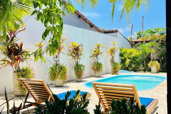 Piscina externa, funciona das 9h às 19h, espreguiçadeiras