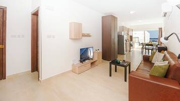 Apartamento, 2 quartos, varanda, Vista para a cidade | Sala | TV de ecrã plano