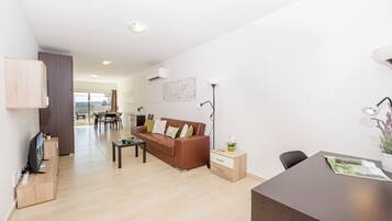 Apartamento, 2 quartos, varanda, Vista para a cidade | Sala | TV de ecrã plano