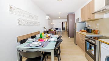 Apartamento, 2 quartos, sacada, vista para a cidade | Parte interna