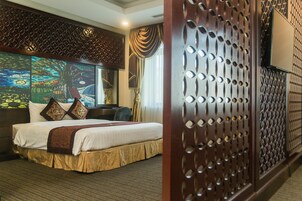 Quarto Royal | Roupa hipoalergénica, minibar, cofre no quarto, secretária 