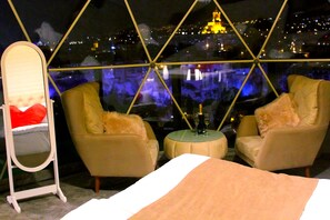 Glamping Ball on Roof top | Roupas de cama antialérgicas, frigobar, cofres nos quartos, escrivaninha