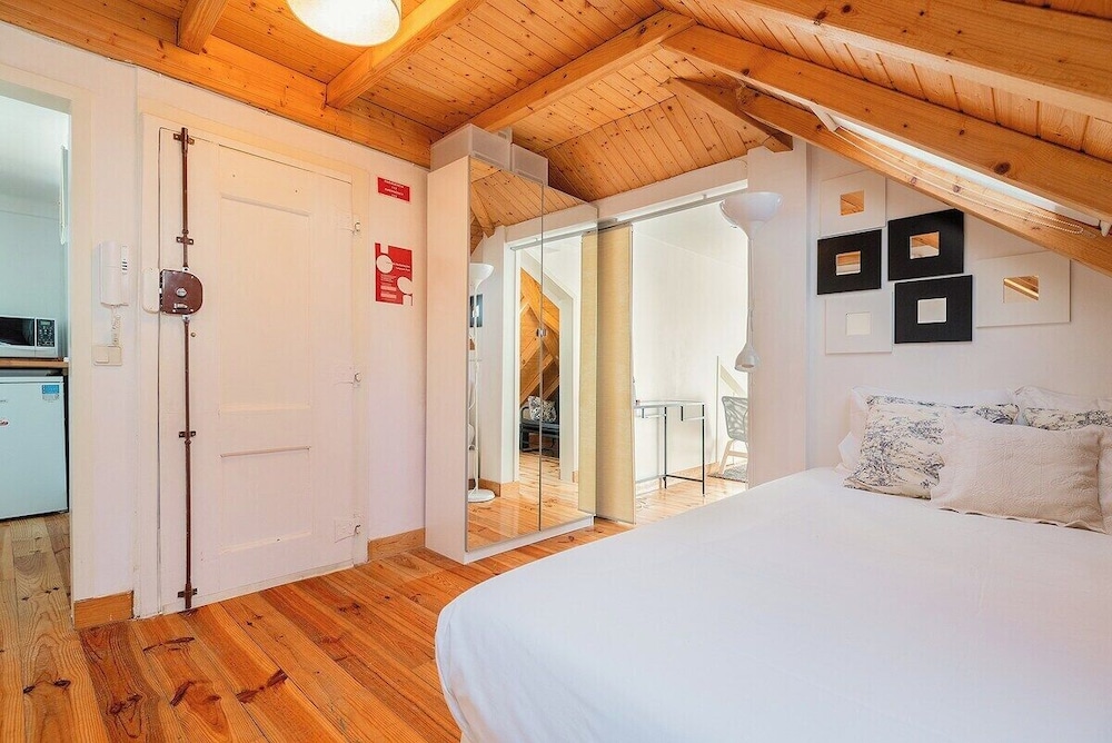 Attic With Balcony In Bairro Alto - Portela