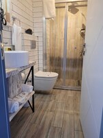 Economy Triple Room, Semi-Basement Floor | Casa de banho | Toalhas fornecidas 