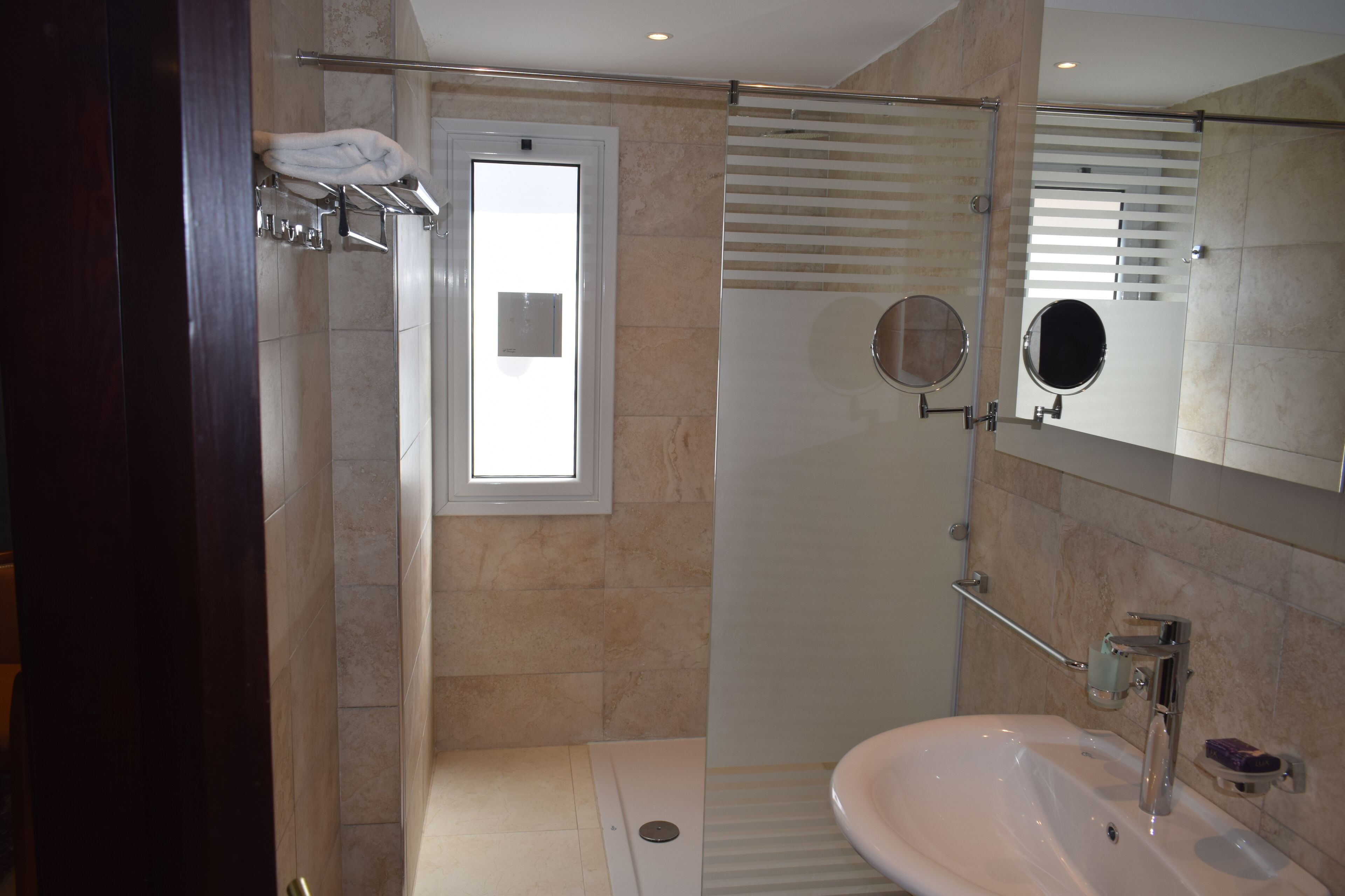 Quarto Duplo Deluxe | Casa de banho | Um polibã, um chuveiro fixo, artigos de higiene pessoal grátis, roupões 