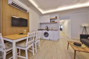 Um espaço compacto com área de jantar, cozinha e local para sentar.