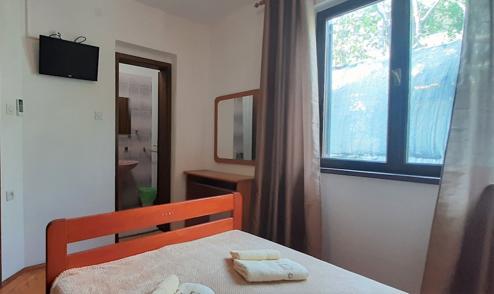 En-suite Room Helena Nr. 1 In Town Krk With Air Conditioning, Wifi, Parking - Vrbnik