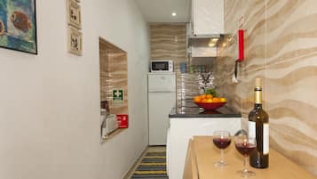 Apartamento, 1 quarto | Cozinha privada | Um frigorífico/congelador grande, um micro-ondas, uma placa de cozinha