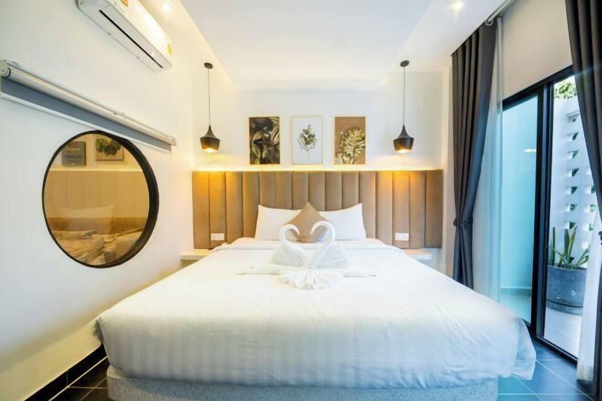 Minibar, cofre no quarto, secretária, cortinas/cortinados opacos
