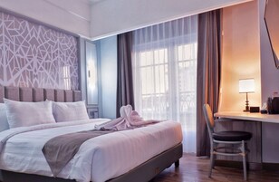 Cofres nos quartos, escrivaninha, Wi-Fi de cortesia, roupa de cama