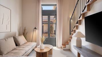 Loft Deluxe | Sala de estar | Televisor de ecrã plano de 55 polegadas com canais por cabo, Netflix