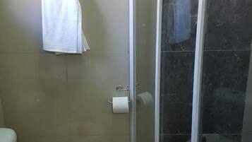 Chuveiro, chuveiro com efeito de chuva, produtos de toalete grátis