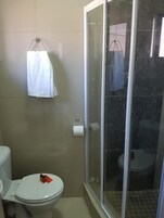 Chuveiro, chuveiro com efeito de chuva, produtos de toalete grátis 