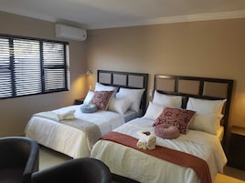 Quarto real | Roupas de cama premium, escrivaninha, espaço de trabalho para notebook