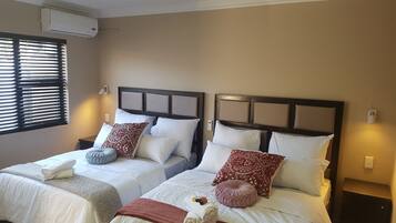 Quarto real | Roupas de cama premium, escrivaninha, espaço de trabalho para notebook