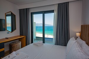 Quarto casal luxo | Cofres nos quartos, escrivaninha, espaço de trabalho para notebook