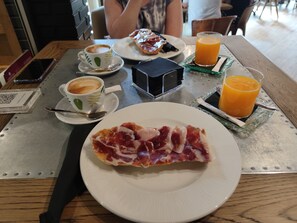 Café da manhã feito na hora diário (EUR 15 por pessoa) 