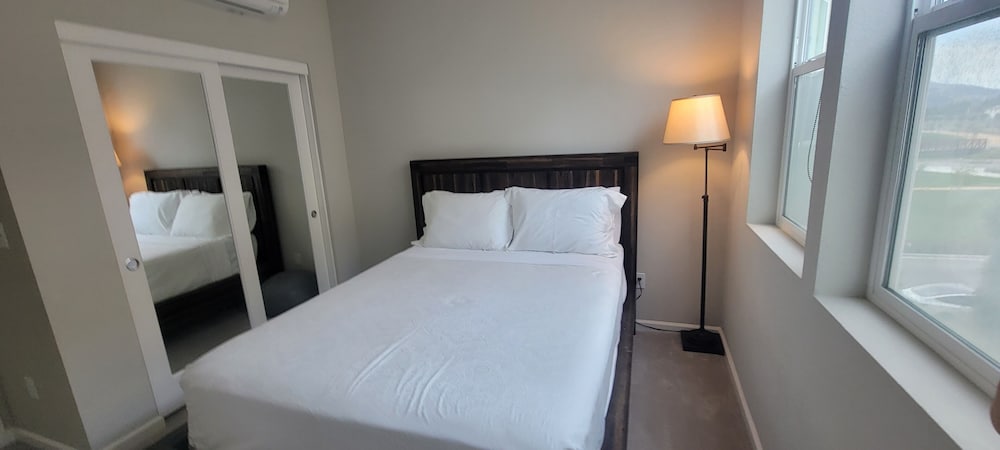 Luxurious New 4 Bd/3.5 Ba House - Near Public Transportation - Pleasanton, CA
