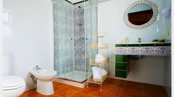 Quarto casal ou duplo superluxo | Banheiro | Chuveiro, chuveiro com efeito de chuva, produtos de toalete de grife