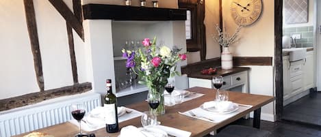 Casa de campo tradicional, banheiro privativo (Millie’s Cottage ) | Restaurante