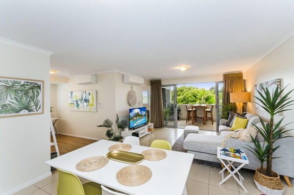 City Stadium Apartment On The Riverfront - Magnetic Island