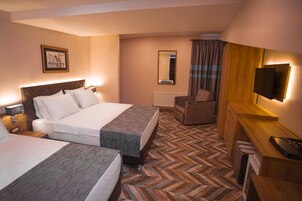 Quarto Deluxe, terraço, vista para o mar | Lençóis de algodão egípcio, roupa de alta qualidade 