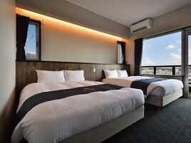 Suíte real, várias camas, para não fumantes (4 beds) | Edredons de pluma, cortinas blackout, Wi-Fi de cortesia, roupa de cama