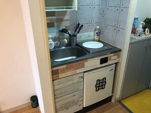 Apartamento (403) | Cozinha privada | Um frigorífico, um micro-ondas, uma placa de cozinha 