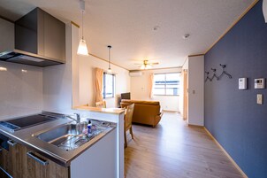Casa (Private Vacation Home) | Kitchenette privada | Um frigorífico, um micro-ondas, uma placa de cozinha 