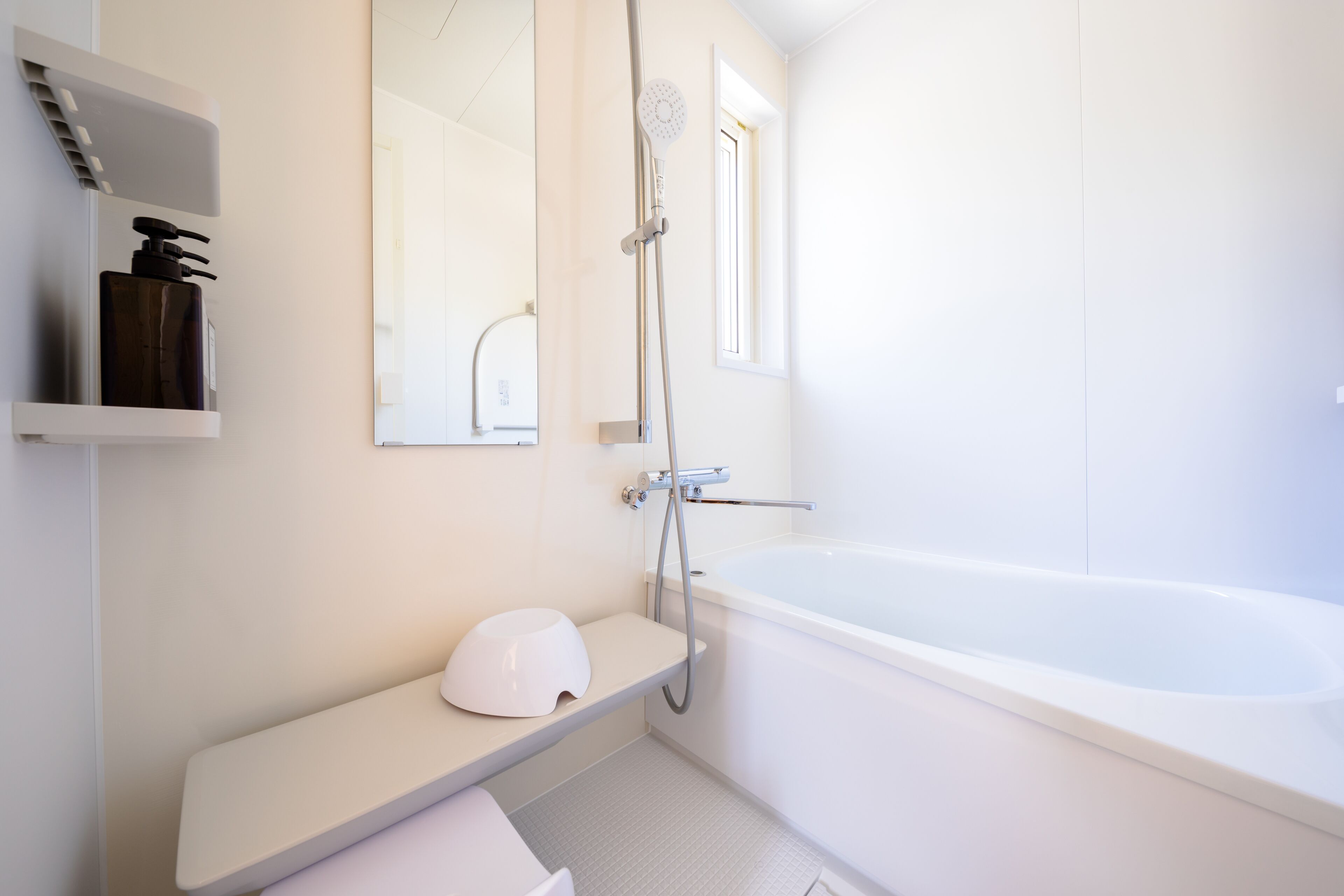 Casa (Private Vacation Home) | Casa de banho | Um polibã e uma banheira separados, um secador de cabelo, um bidé 
