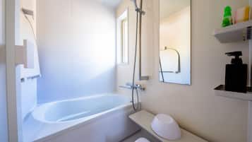 Casa (Private Vacation Home) | Banheiro | Banheira e chuveiro separados, secador de cabelo, bidê, toalhas de banho
