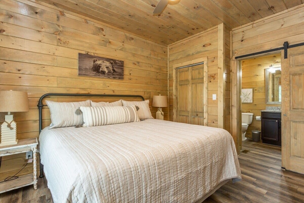 Riverfront Cabin/in Downtown Pigeon Forge/hot Tub - Pigeon Forge, TN