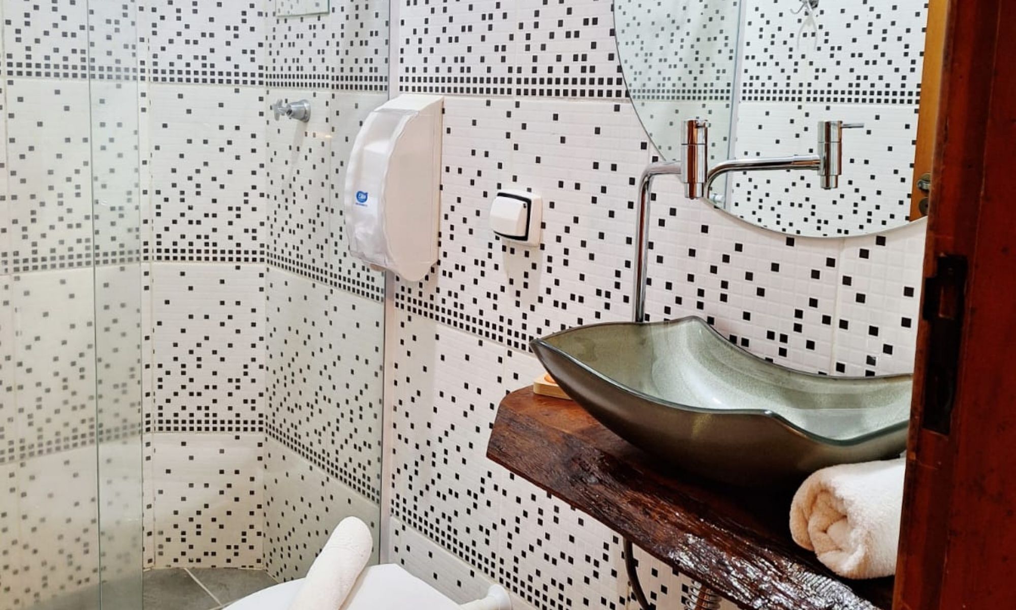 Quarto casal básico | Banheiro | Chuveiro, sabonete, shampoo, papel higiênico