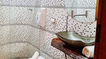 Quarto casal básico | Banheiro | Chuveiro, sabonete, shampoo, papel higiênico