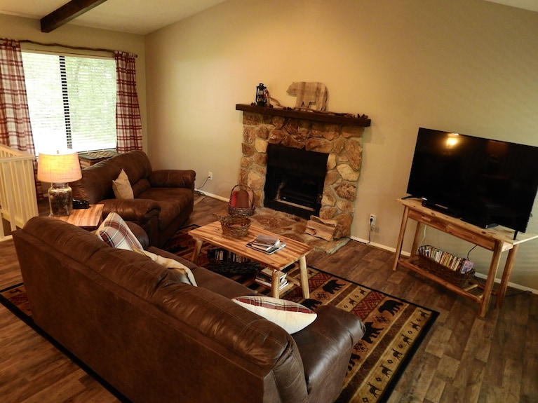 Cozy Bear Lodge On Top Of Casey's Mountain! - Great Location!! - North Carolina
